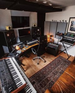 19 Elegant Music Room Ideas [Decor + Accessories]